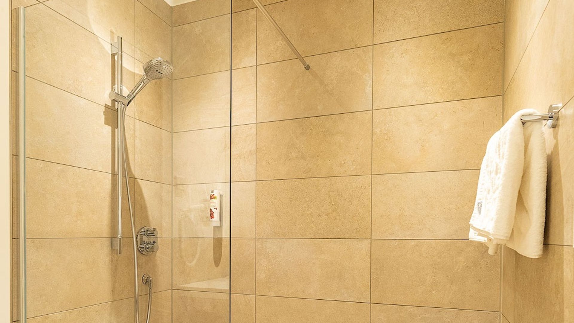 Deluxe Doppelzimmer Winzerglück mit Balkon/Terrasse - Weinhotel Pfeffer ...